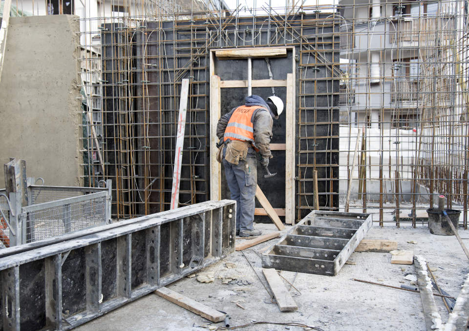 Zbrojarz - co robi, gdzie szukać pracy, czy to opłacalny zawód