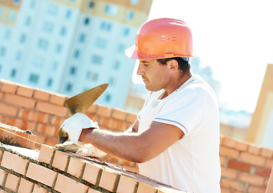 Murarz – co robi, jak zostać, ile zarabia